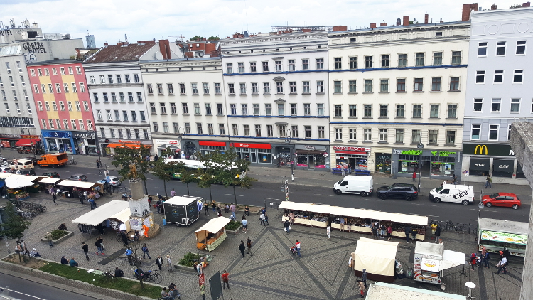 Stoffmarkt am Maybachufer Berlin / Stoff kaufen und türkisch essen in ...